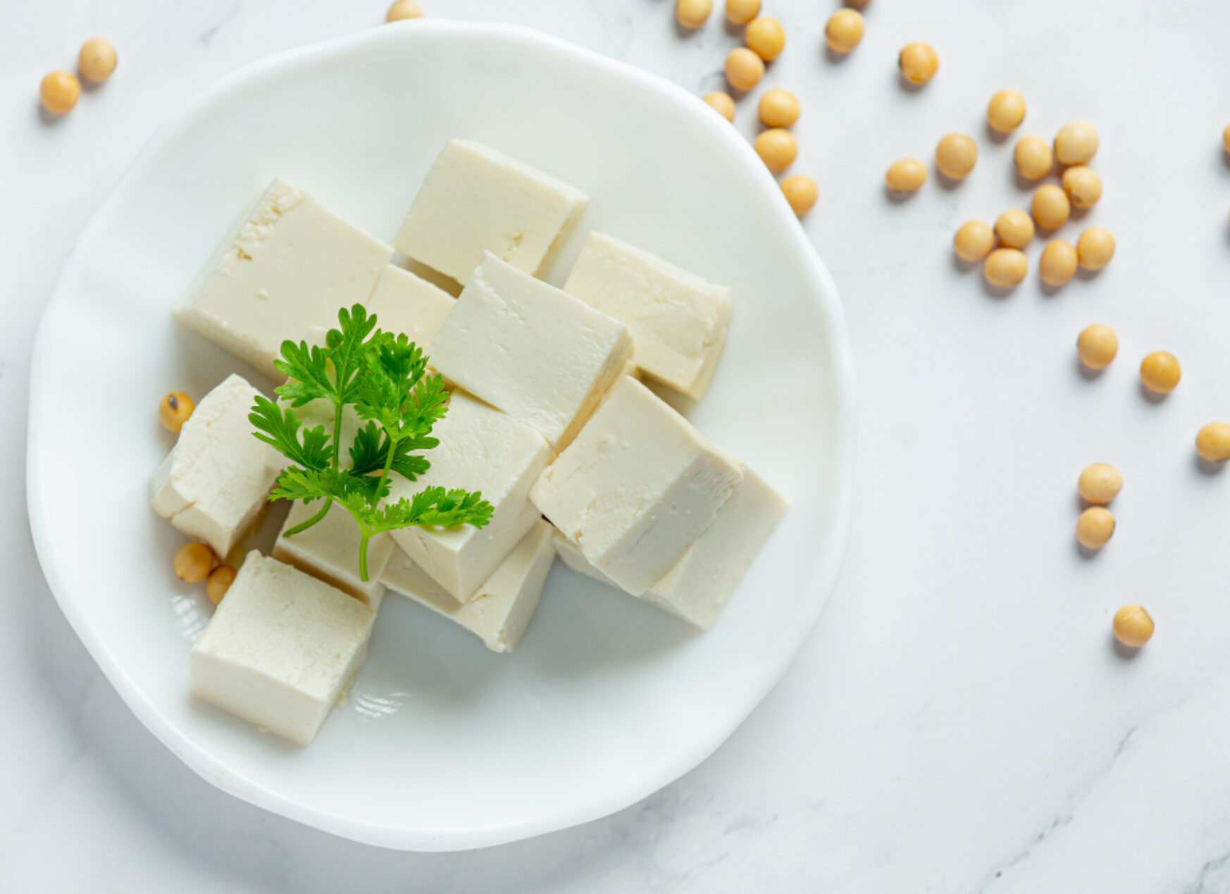 Tofu-Stir-Fry mit Gemüse, braunem Reis und Erdnuss-Sesam-Sauce | Oviva ...